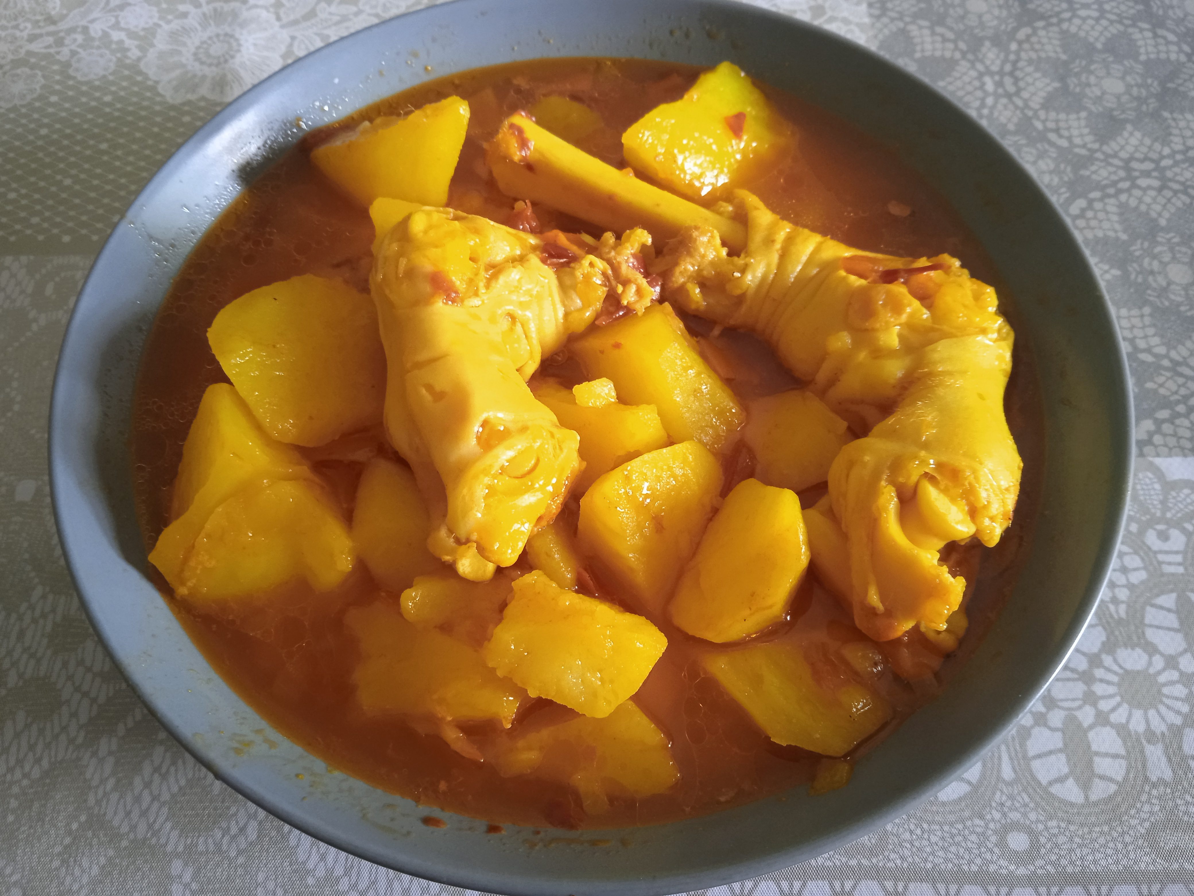 Guiso de patatas con pies de cabrito.